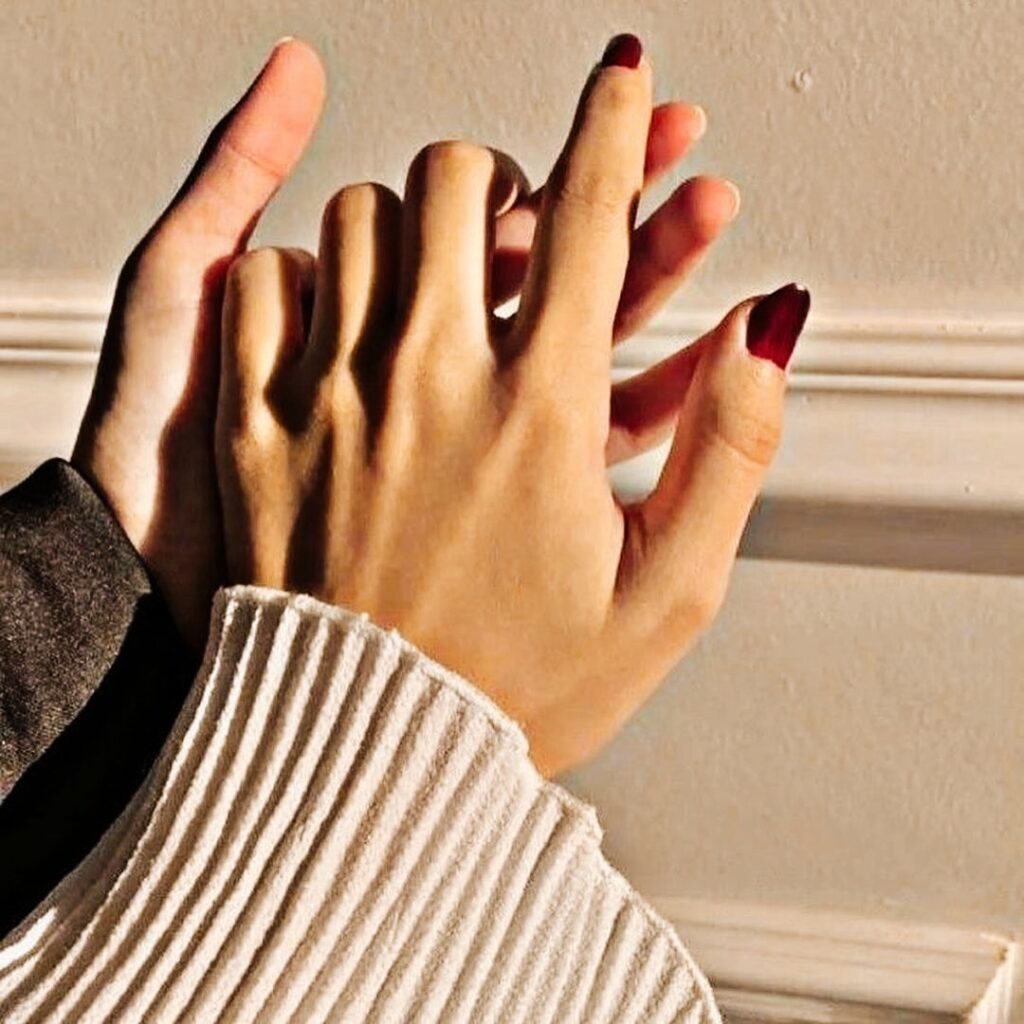 Best 666+ Couple Hand Pic Original » Mixing Images